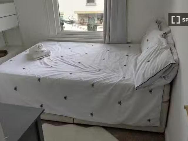 Rooms to rent in a 4 bedroom apartment, London