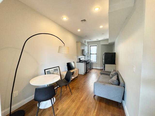 Rooms available in 4br, Laundry, Central air/heat