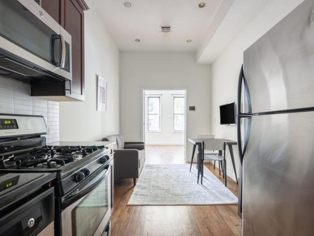 Rooms available in 4br, Laundry in unit