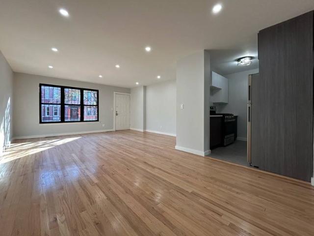 Rooms available in 5br/2ba, Laundry in unit