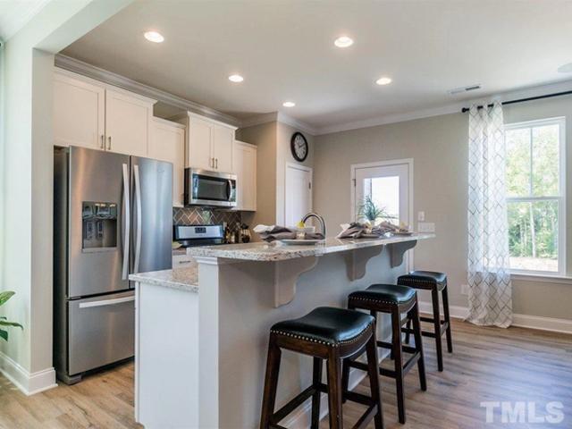 Rooms available in this Durham townhome! Great location with easy access to HWY147, 15 minute drive to Duke, 10 minute drive to Southpoint Mall and 5 minute drive to RTP. Backyard and nearby dog park is great for outdoor activity.