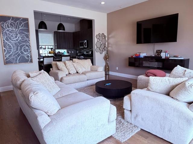 # Rooms for Professionals Near Houston METRORail