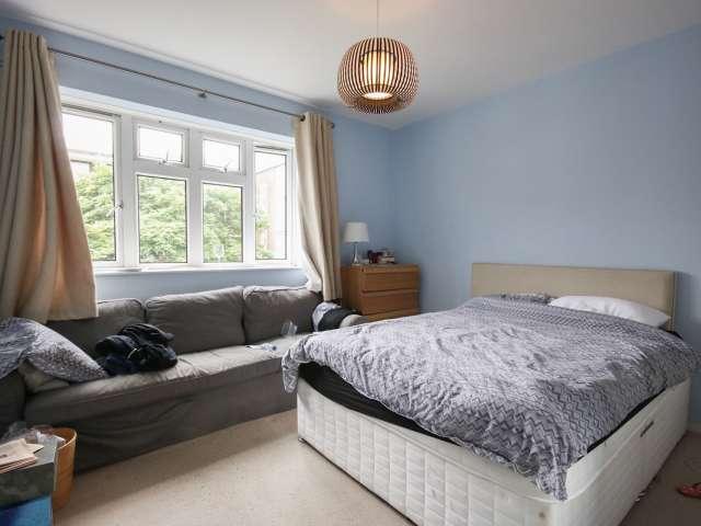 Rooms for rent in 4 Bedroom Apartment in Kensington, London