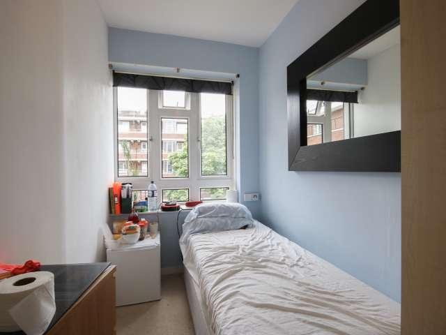 Rooms for rent in 4 Bedroom Apartment in Kensington, London