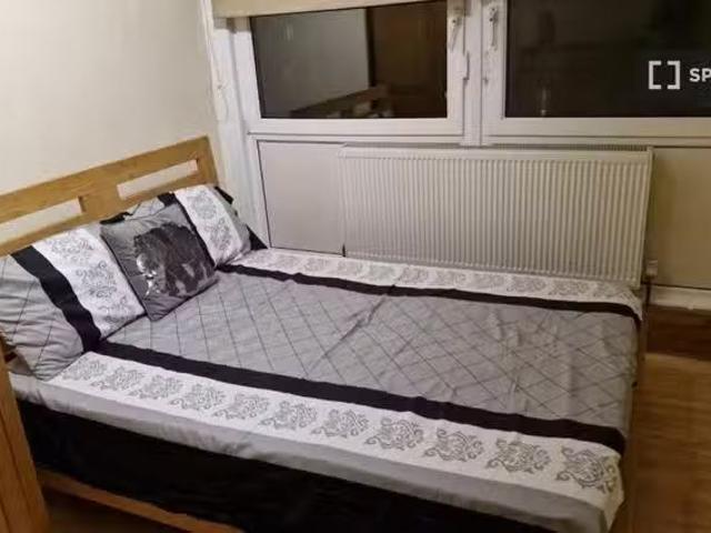 Rooms for rent in 4 bedroom apartment in London