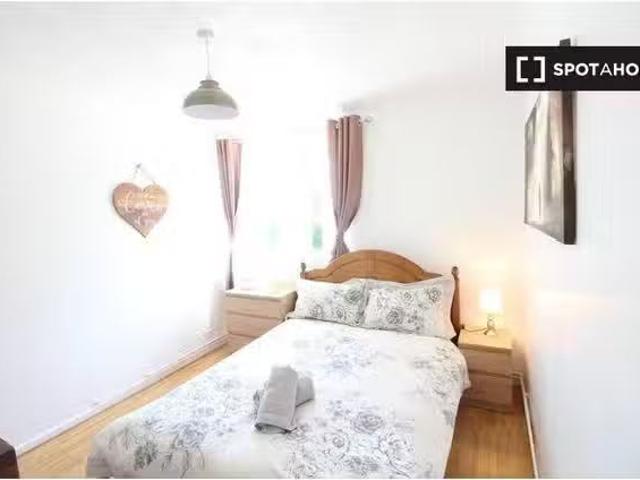 Rooms for rent in 4 bedroom apartment in London
