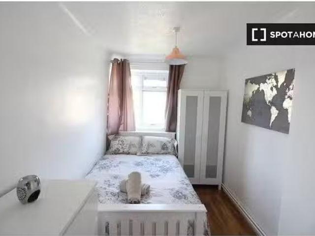 Rooms for rent in 4 bedroom apartment in London