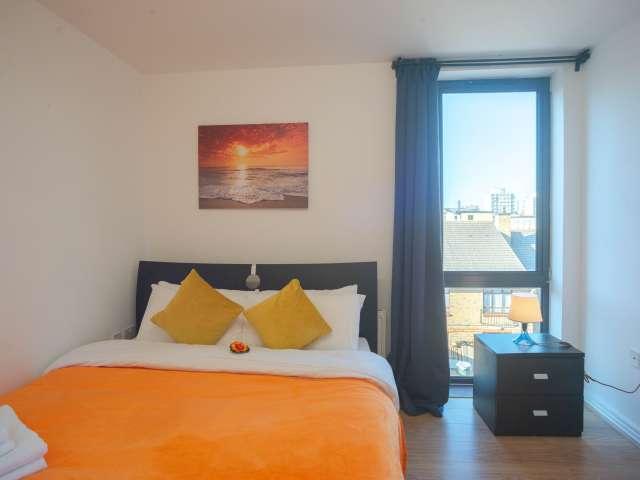 Rooms for rent in 4 bedroom apartment in Poplar, London