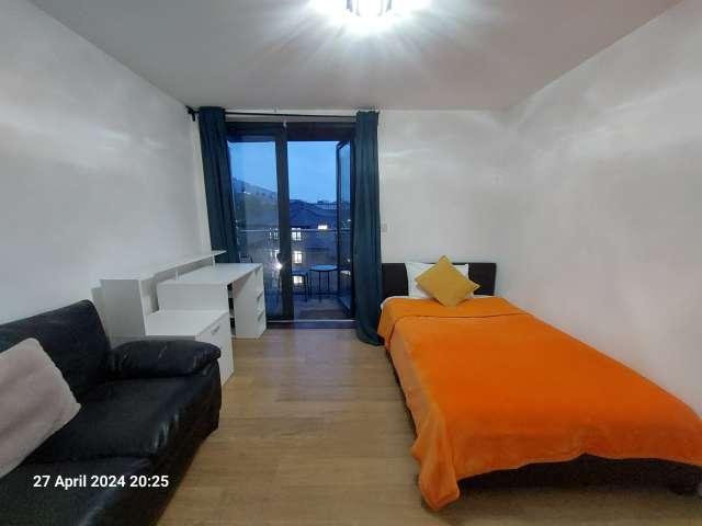 Rooms for rent in 4 bedroom apartment in Poplar, London