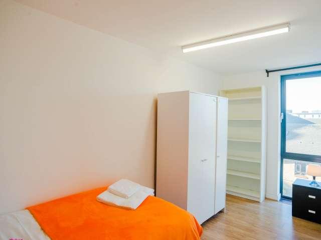 Rooms for rent in 4 bedroom apartment in Poplar, London