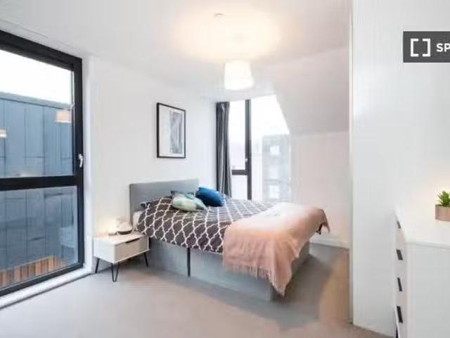 Rooms for rent in 4 bedroom apartment in Stratford, London