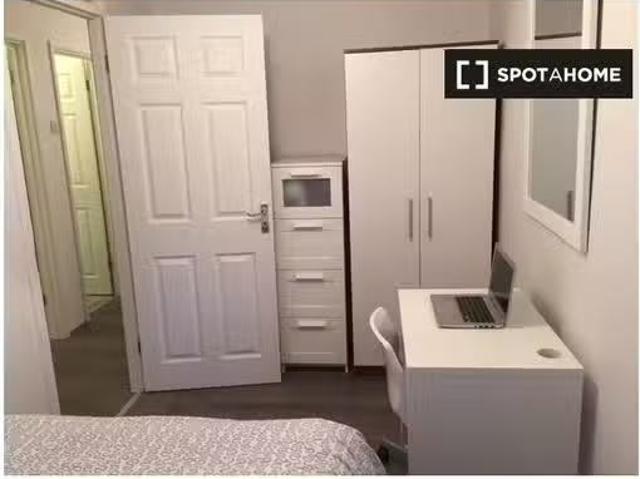 Rooms for rent in 4 Bedroom Apartment in Tower Hamlets