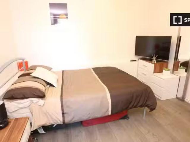 Rooms for rent in 4 Bedroom Apartment in Tower Hamlets