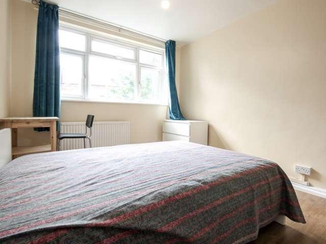 Rooms for rent in 4 bedroom duplex in Old Street, London