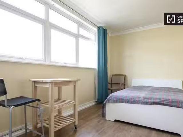 Rooms for rent in 4 bedroom duplex in Old Street, London