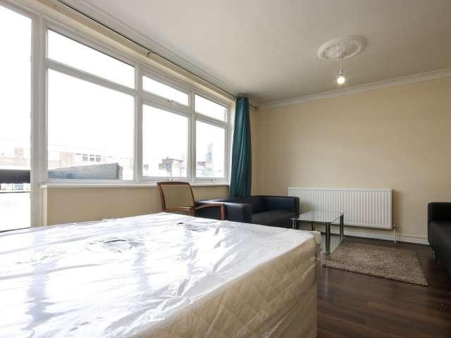 Rooms for rent in 4 bedroom duplex in Old Street, London