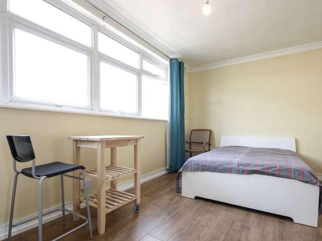 Rooms for rent in 4 bedroom duplex in Old Street, London