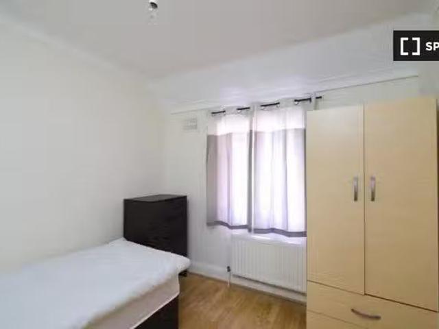 Rooms for rent in 4 bedroom house in Stratford, London