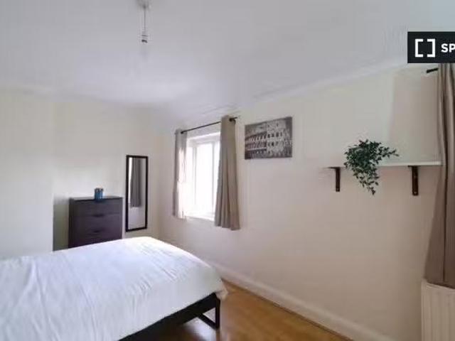 Rooms for rent in 4 bedroom house in Stratford, London