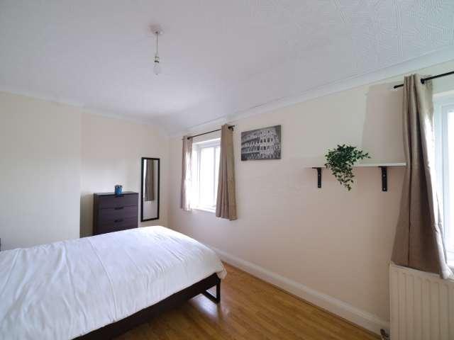 Rooms for rent in 4 bedroom house in Stratford, London