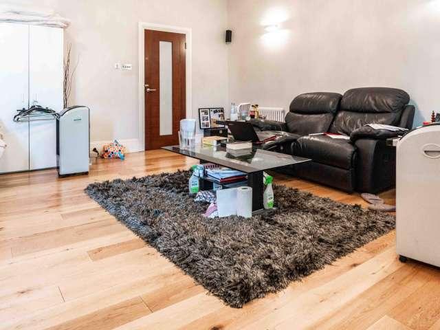 Rooms for rent in 4Bedroom Apartment in Westminster, London