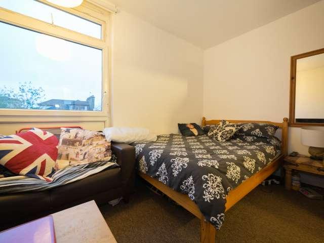 Rooms for rent in 6 bedroom Apartment in Lambeth, London