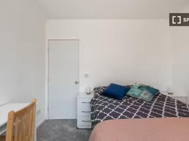 Rooms for rent in 2 bedroom apartment in New Cross, London
