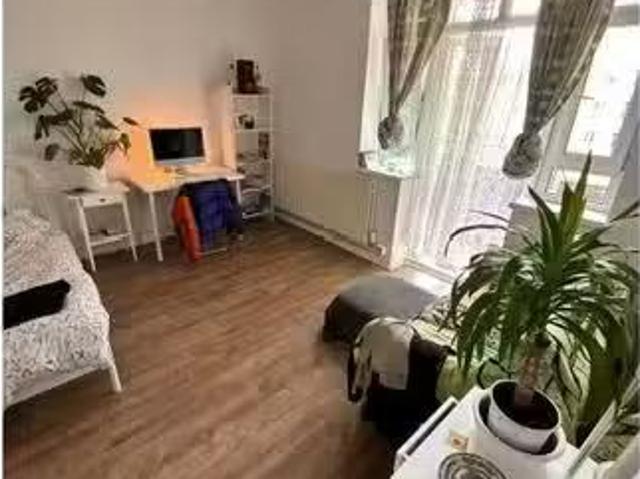 Rooms for rent in 3 bedroom apartment in London