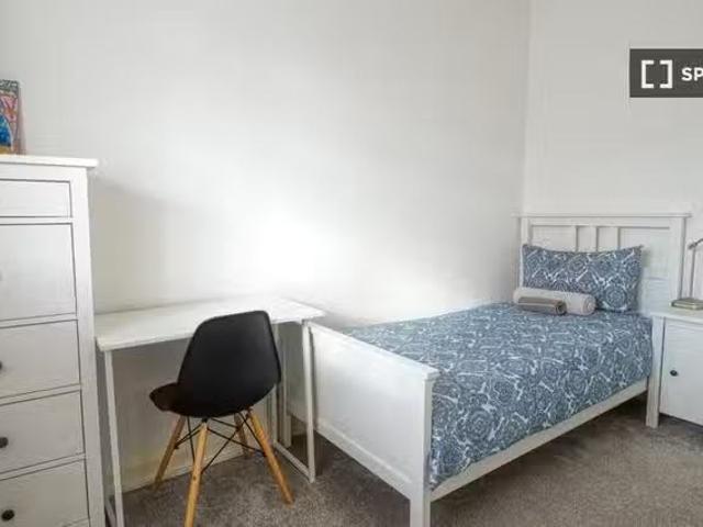Rooms for rent in 3 bedroom apartment in London