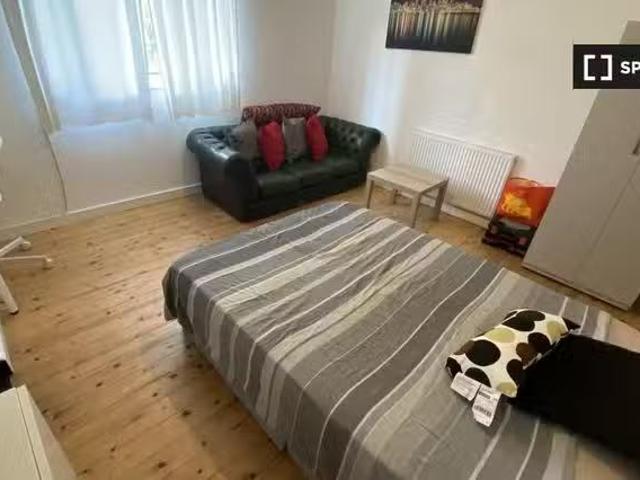 Rooms for rent in 3 bedroom apartment in London