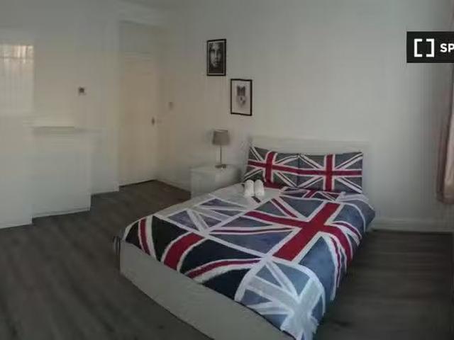 Rooms for rent in 3 bedroom apartment in London