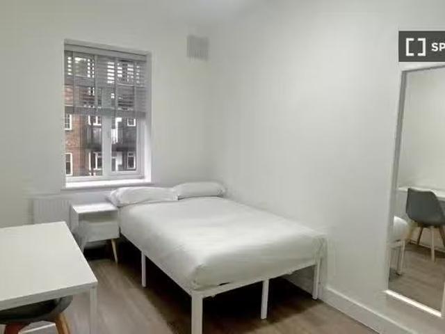Rooms for rent in a 3 bedroom apartment in London