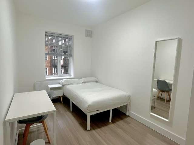 Rooms for rent in a 3 bedroom apartment in London