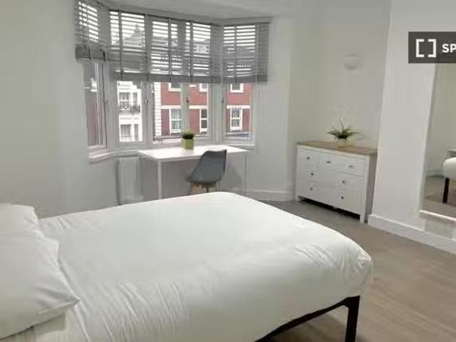 Rooms for rent in a 3 bedroom apartment in London