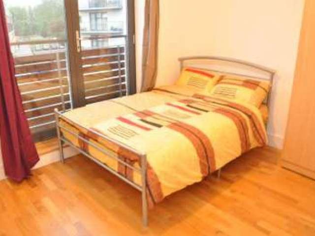 Rooms for rent in a 3 bedroom apartment in Limehouse