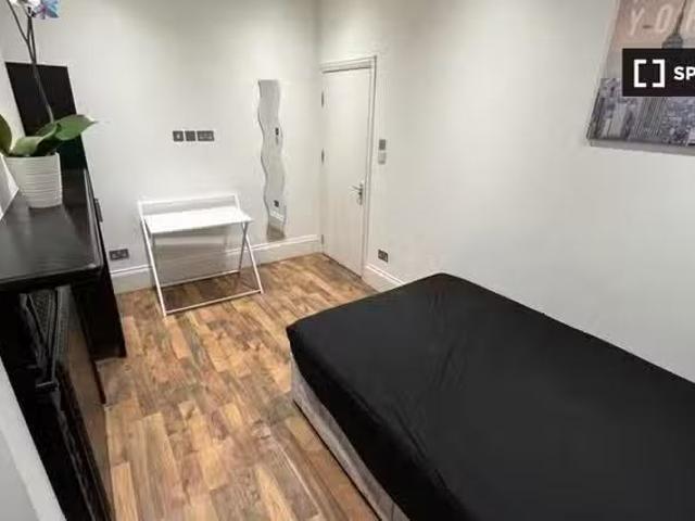 Rooms for rent in a 4 bedroom flatshare in Clapham, London