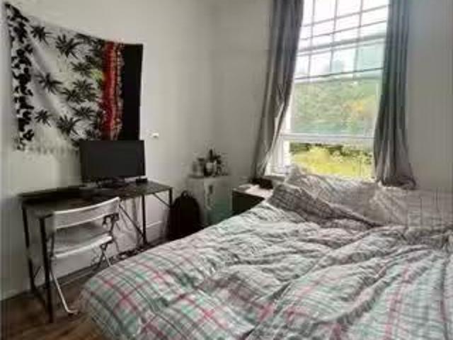 Rooms for rent in a 4 bedroom flatshare in Clapham, London