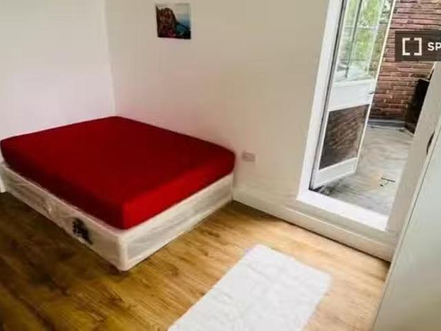 Rooms for rent in a 6 bedroom house in London