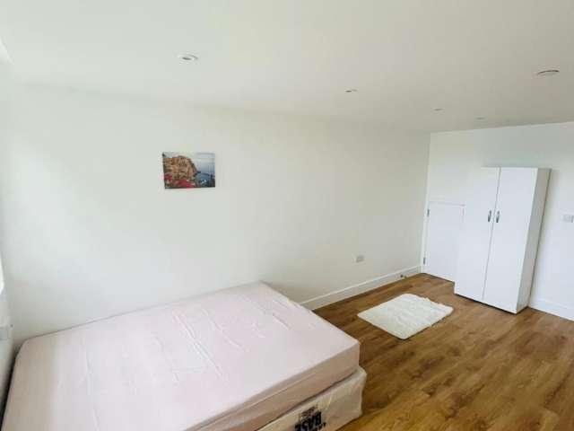 Rooms for rent in a 6 bedroom house in London