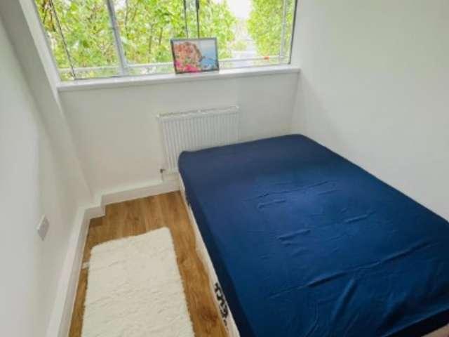Rooms for rent in a 6 bedroom house in London