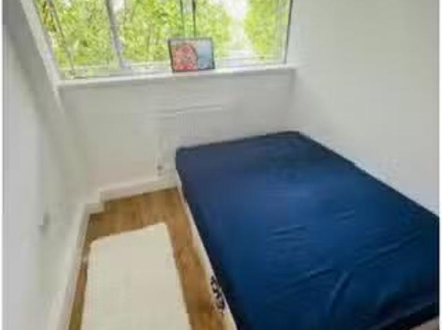 Rooms for rent in a 6 bedroom house in London