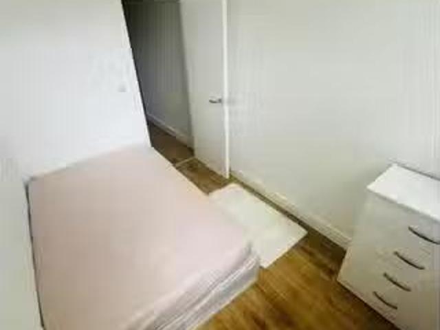 Rooms for rent in a 6 bedroom house in London