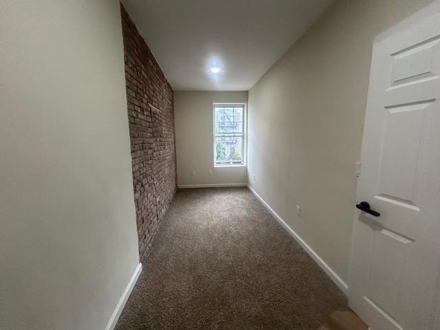 ROOMS FOR RENT IN NEWLY RENOVATED UNIT