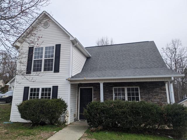 Rooms for rent in renovated 3 bed, 2.5 bath East Charlotte home. Central location and close to many local attraction this home offers great opportunities! *Cats and small dogs only