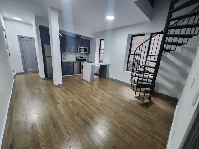 Rooms in Duplex Apartment with 3 Full Baths W/D