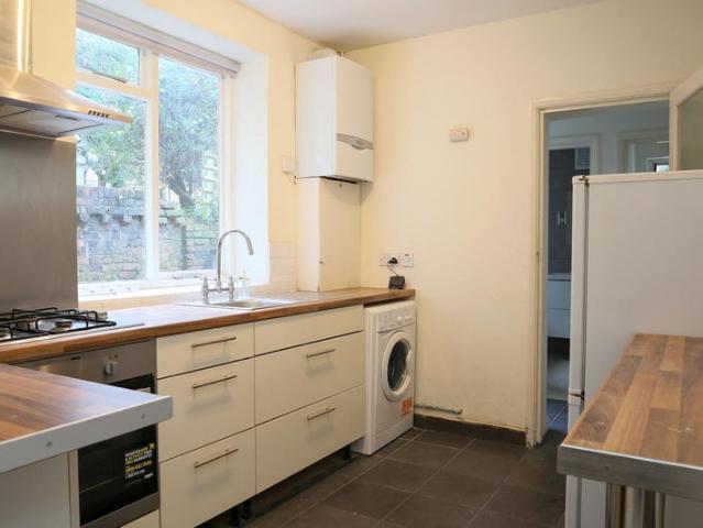 Roomy 1 bedroom garden flat
