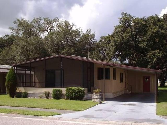 Roomy 2 Bedroom/2 Bath Mobile with Lot in Oaks Royal, Zephyrhills, FL for sale in Zephyrhills, Florida