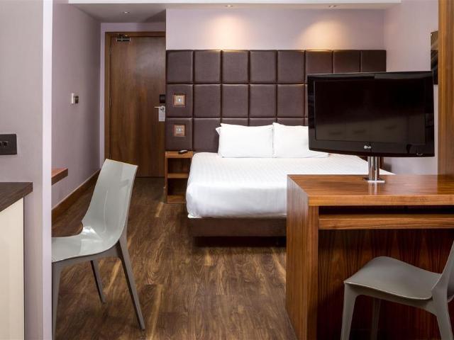 Roomzzz Leeds City Smart Studio. 1 bed flat to rent £2,000 pcm £462 pw