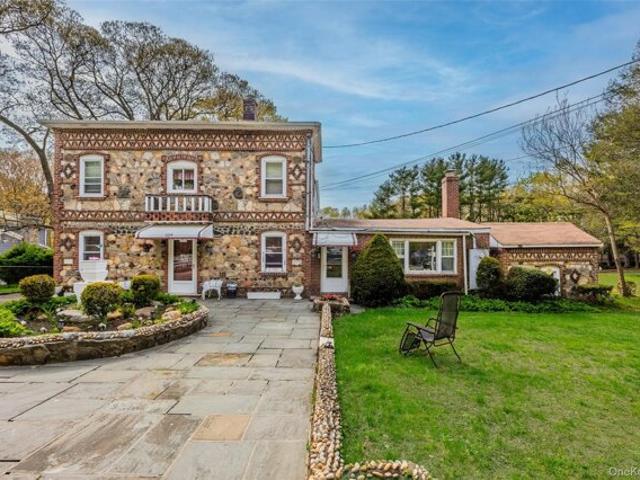 Roosevelt Blvd, Hauppauge, Home For Sale
