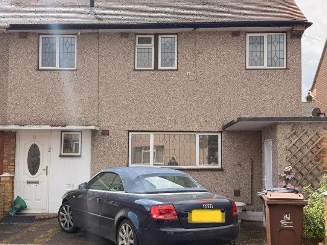 Roosevelt Way, Dagenham, RM10 3 bed terraced house to rent £2,375 pcm £548 pw